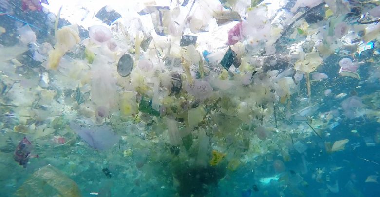 Indonesia, mare inquinato dalla plastica (FOTO) Indonesia, mare inquinato dalla plastica (FOTO)