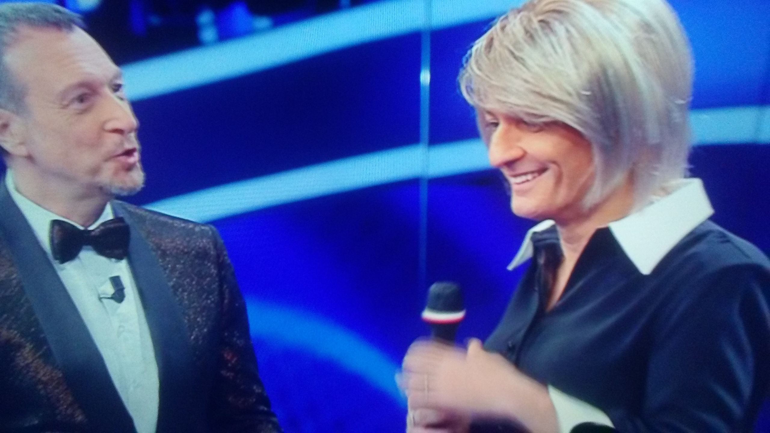Fiorello travestito da Maria De Filippi a Sanremo 2020 (FOTO)